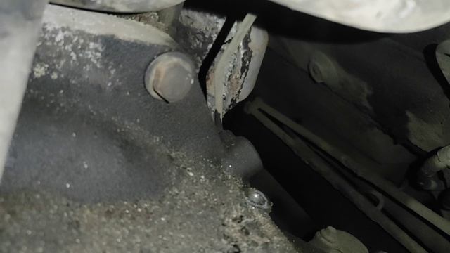 черри м11 замена комплекта сцепления,разорвало диск, жёсткая эксплуатация.#ключна17