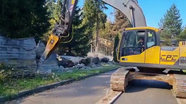 Гидромолот НР 3000 FS INDECO на Volvo EC250DL, ООО «СПЕЦРУССТРОЙ», демонтаж ЖБ забора