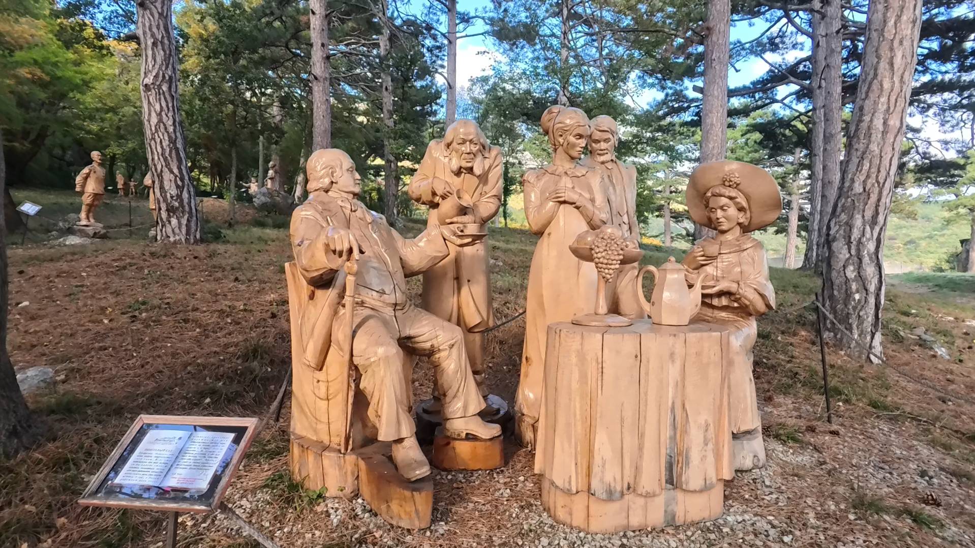 Парк деревянных скульптур «Вишнёвый сад. Возрождение» в Голубом Заливе.