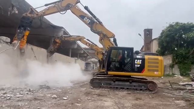 Крашер (мультипроцессор) IMP производства Indeco на экскаваторе CAT.