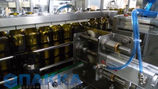 Розлив масла в стеклянную бутылку. Автоматический розлив ПАККА-РЗ-12М.