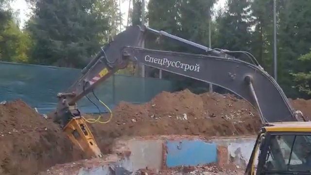 Гидромолот НР 3000 FS INDECO на Volvo EC250DL, ООО СПЕЦРУССТРОЙ, разрушение фундамента из блоков ФБС