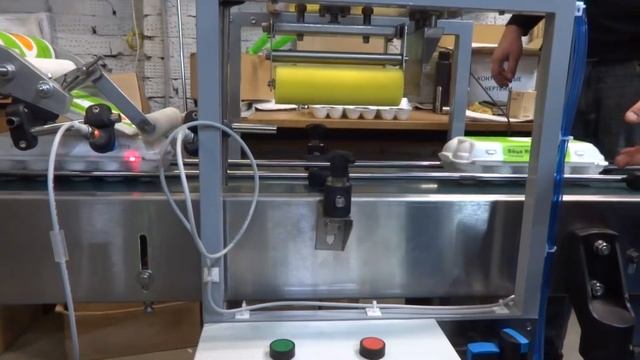 Нанесение этикетки на кассеты для яиц ПАККА-3000ЭУ верхнего расположения (с прижимными роликами)