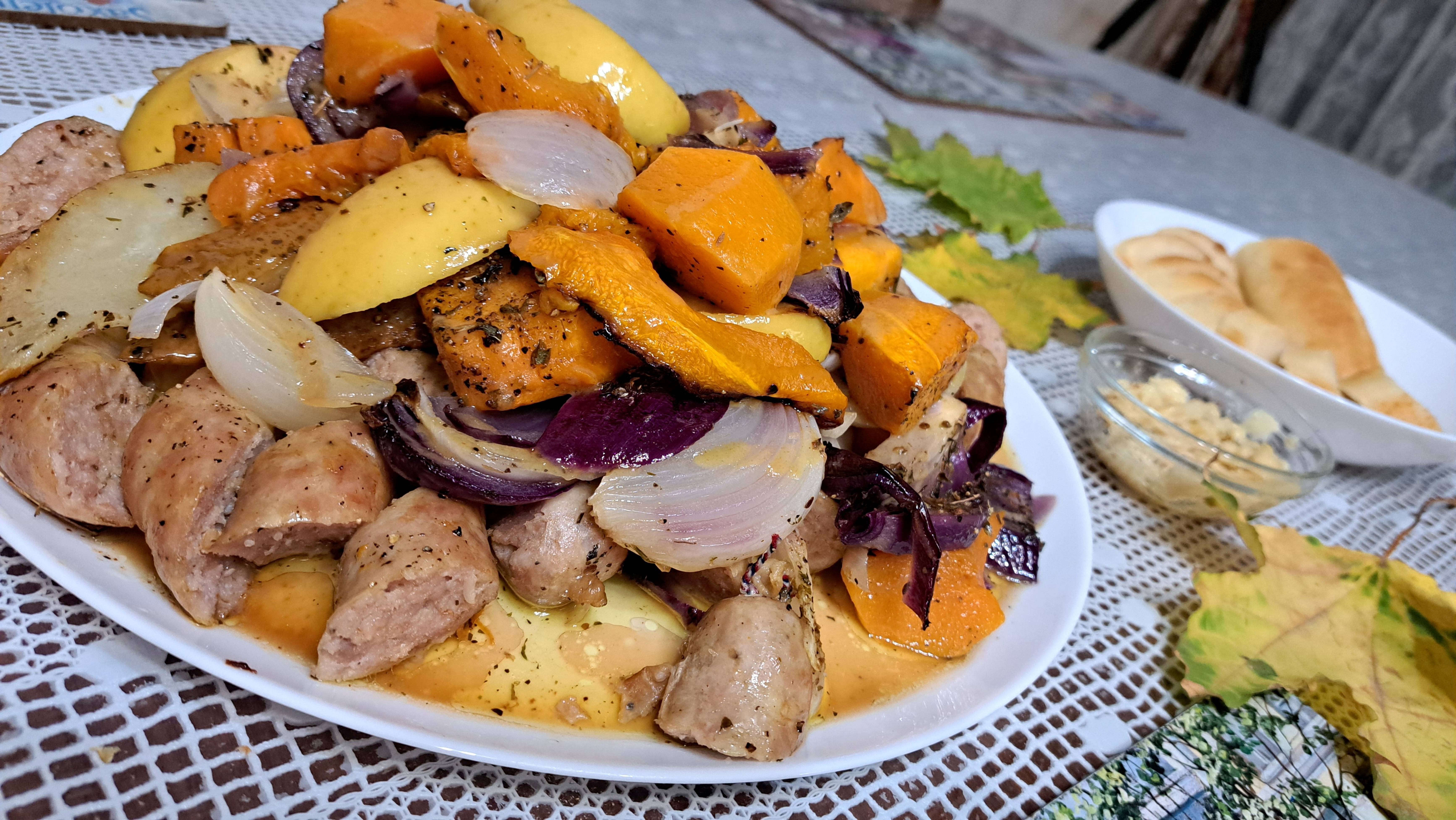 Я их ,,поженила,,. Тыква + купаты+ груша