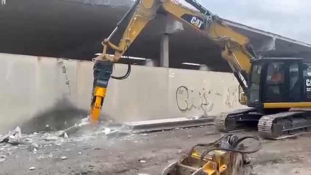 Крашер (мультипроцессор) IMP производства Indeco на экскаваторе CAT.