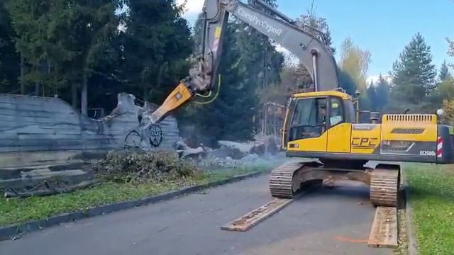 Гидромолот НР 3000 FS INDECO на Volvo EC250DL, ООО «СПЕЦРУССТРОЙ», демонтаж ЖБ забора