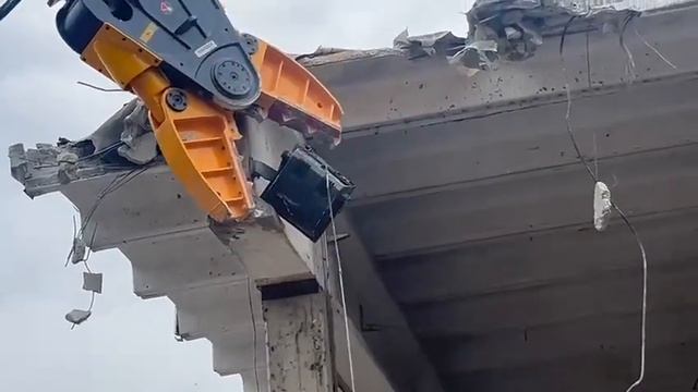 Крашер (мультипроцессор) IMP производства Indeco на экскаваторе CAT.