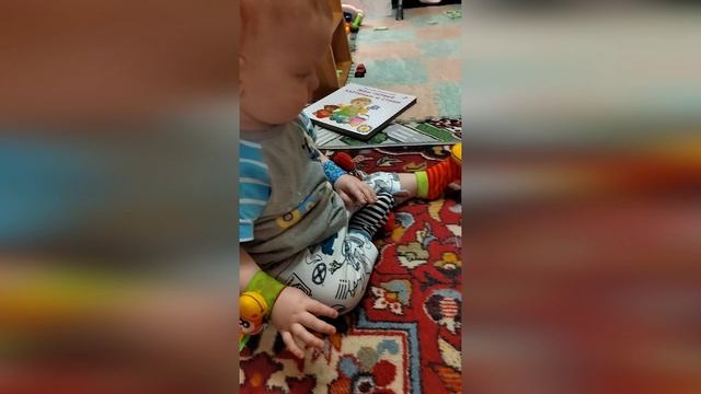 Мирончик в animal носках, 9 месяцев.