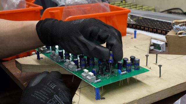 Процесс установки DIP-компонентов на печатную плату