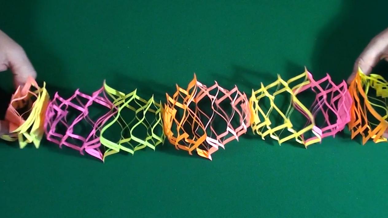 Красивая гирлянда из цветной бумаги