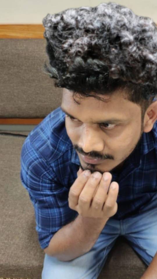 Турист с роскошной шевелюрой вызвал подозрение у таможенников