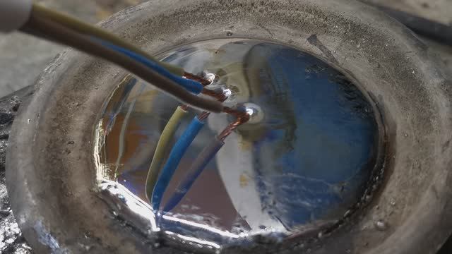 Процесс лужения проводов для светодиодных светильников