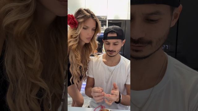 Как можно было додуматься парню купить такой подарок ?