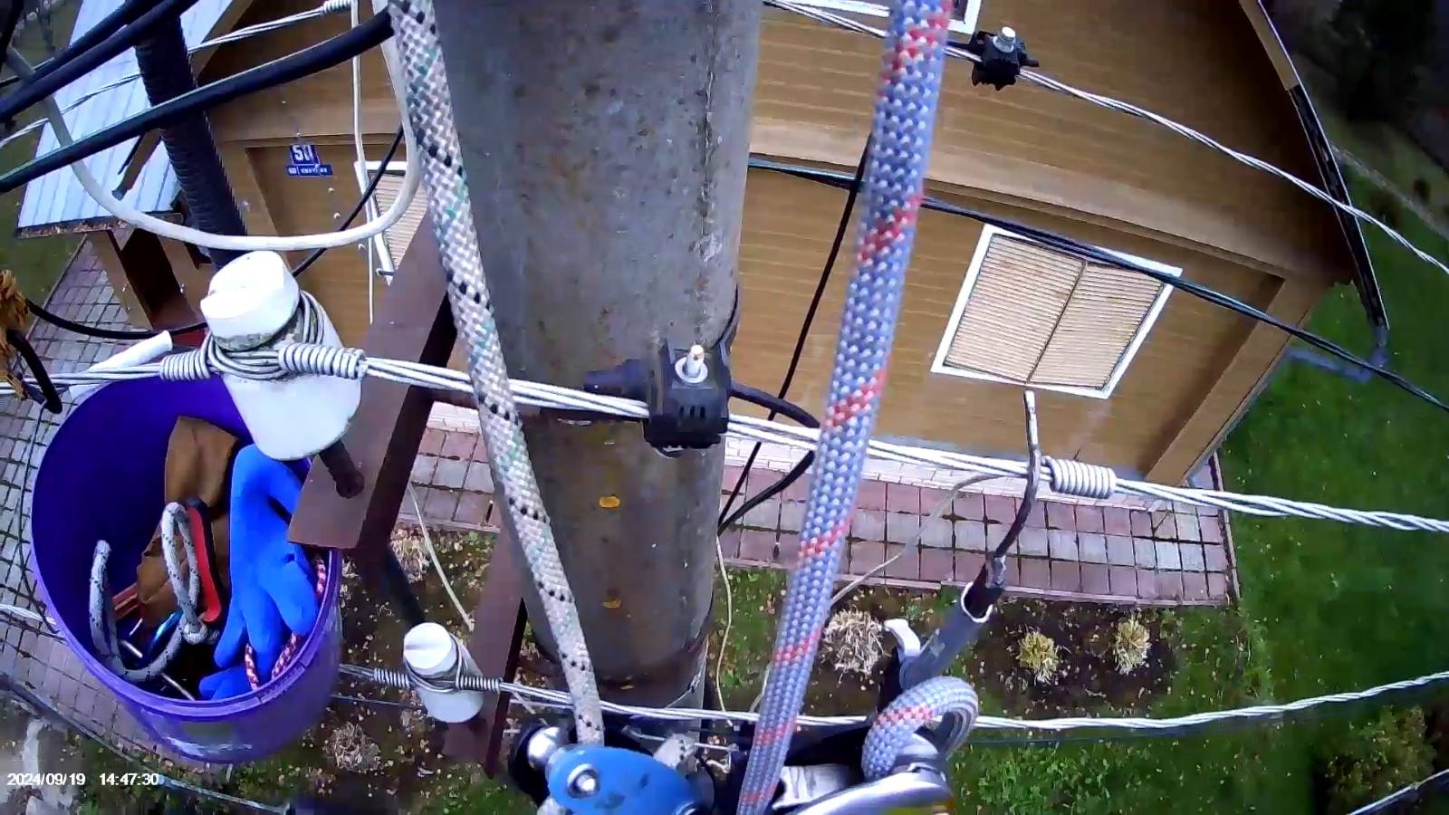 Безопасно залазить на столбы. Безопасно работать на столбах.