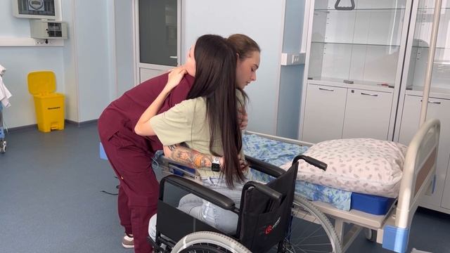 3. Перемещение с кресла-каталки на кровать