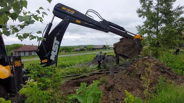 Экскаватор МSТ копает траншею