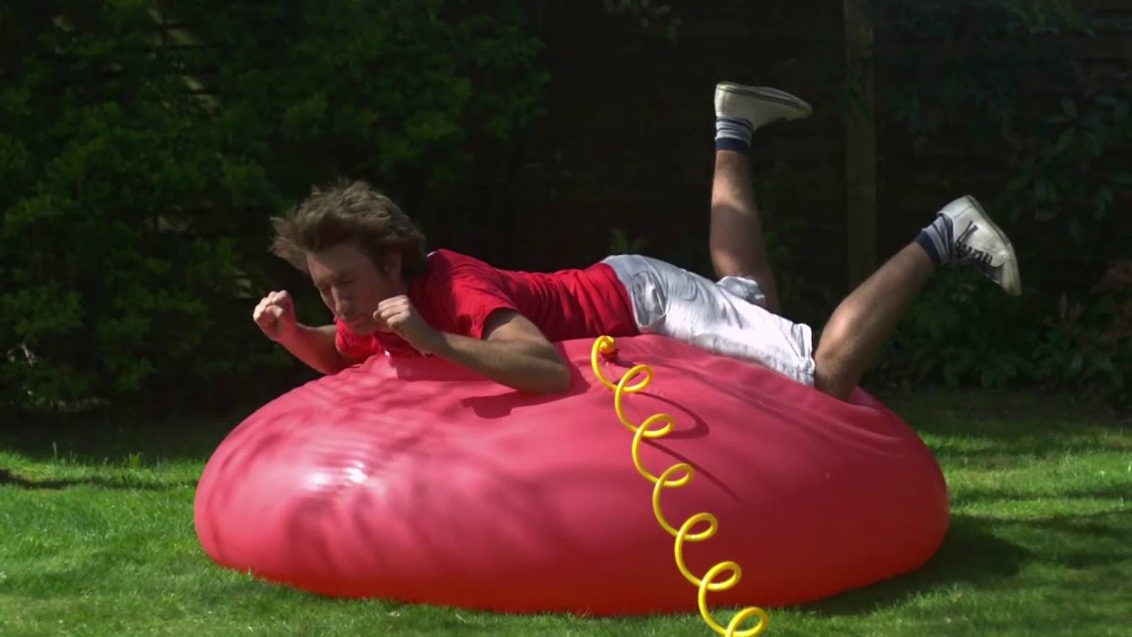 Здоровенный двухметровый шар с водой в замедленной съёмке