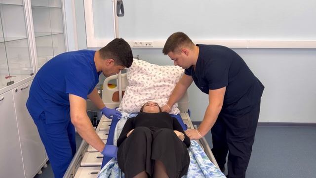 5. Перемещение пациента к изголовью кровати с помощью простыни