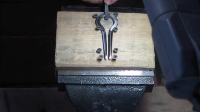 Паз для крепления язычка варгана