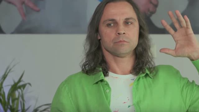 Д. Бозин о чувственности, обнаженных телах и метафизических письменах телами.