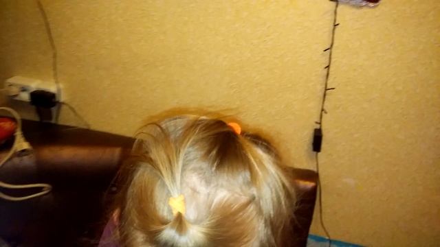 Ксюша красит лицо помадой - 17.01.2017