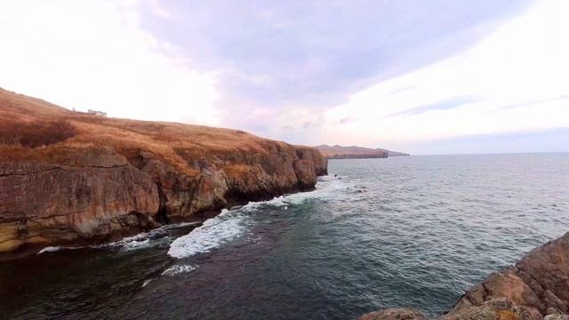 Побережье, скалы, сопки в 4К рядом с базой отдыха Теплое море 2020