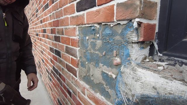 При вскрытии фасада видим неправильную Гешку, левый дюбель, отсутствие косынок, замазывание сеток