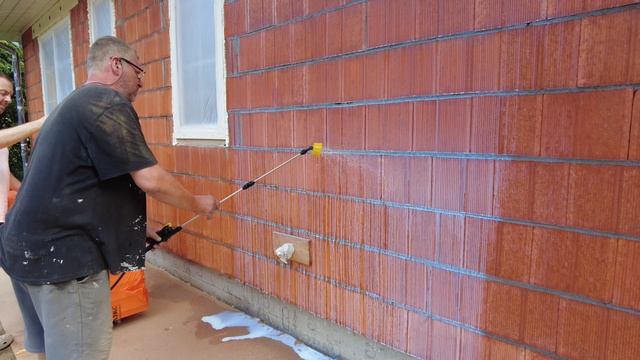 Нанесение проникающей грунтовки Церезит СТ17 распылением на керамические блоки Поротерм. Штукатурка