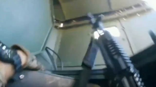 Группа украинских военных на бронеавтомобиле прорывается из Селидово, стратегического города на Покр