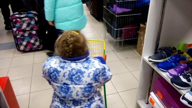 Ксюша в магазине с детской тележкой - 29.01.2017