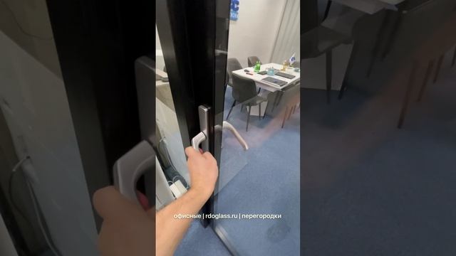 Офис разделенный стеклянными перегородками.  #дизайнинтерьера  #интерьер #стеклянная #офис