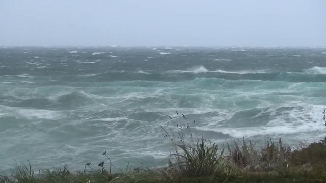 Кунашир.  Шторм на мысе Столбчатом.