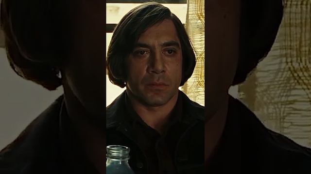 мужик печально грустно смотрит на телевизор с зависшим ютубом