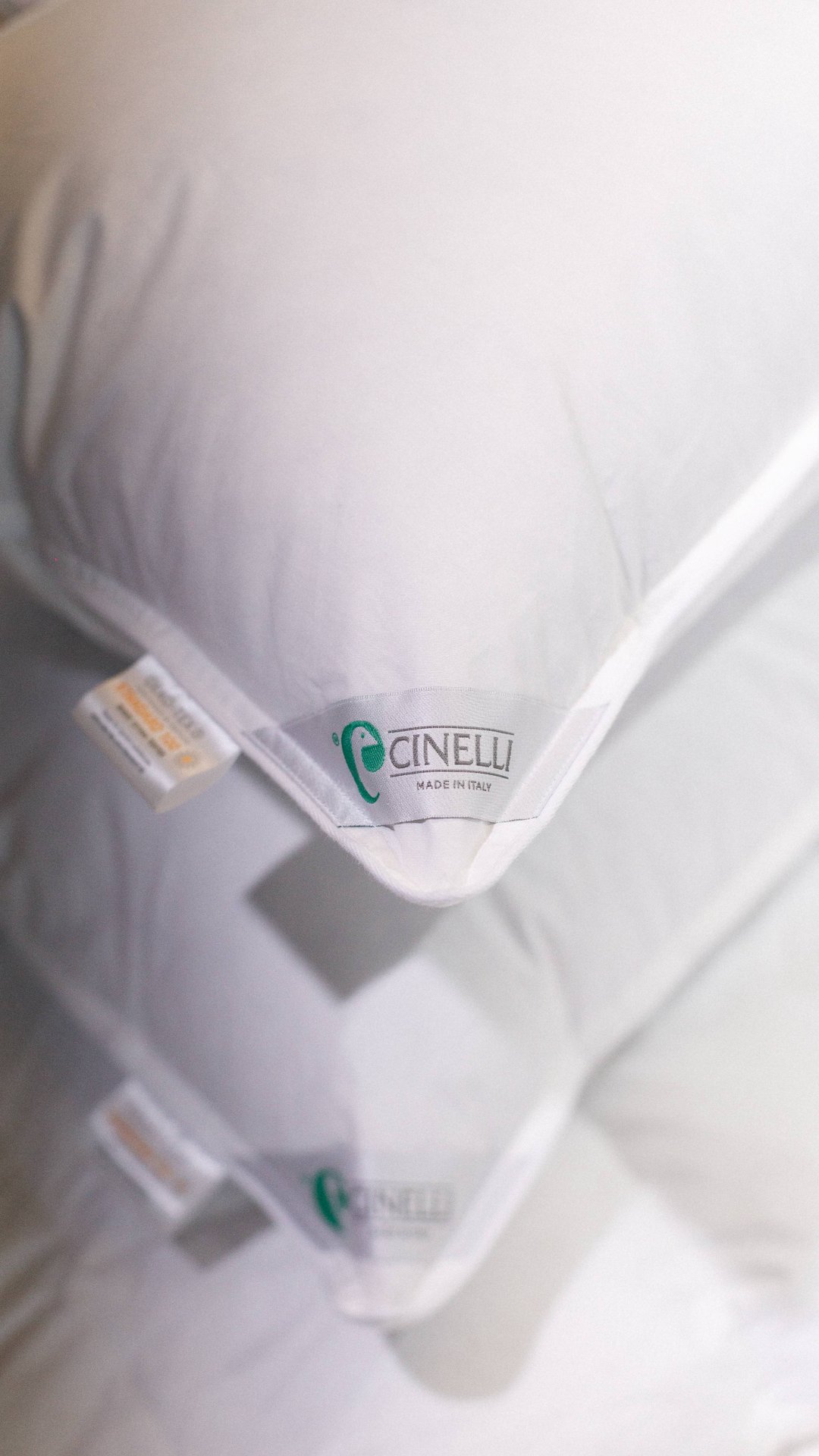 Итальянская пуховая подушка Cinelli Piumini в бутике Монпансье