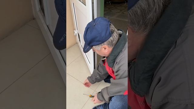 Ремонт замка пластиковой двери, как поменять многозапорный замок