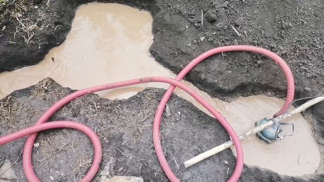 1. Скважина гидробурением, под обсадную -125 НПВХ трубу.День первый- печальный!)