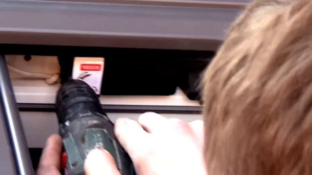 Установка электромотора Velux KMG 100K на мансардное окно