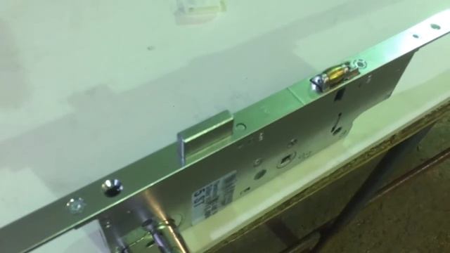 Дверной многозапорной замок с дополнительными крюковыми запорами