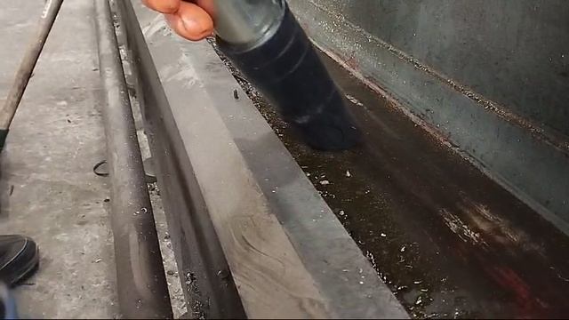 Уборка СОЖ с металлической стружкой, Промышленным пылесосом Oilvac 100PUMP для сбора СОЖ и Масла