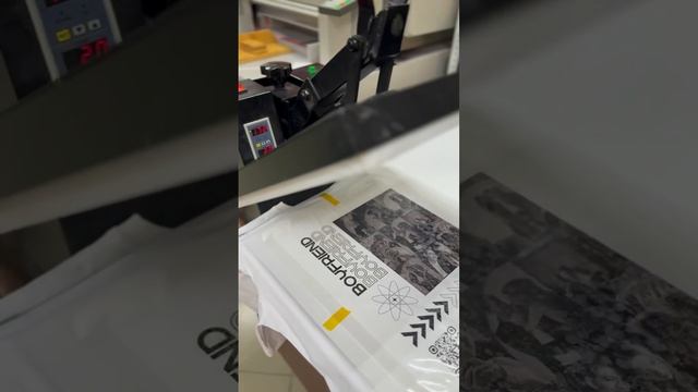 Печать логотипа на футболках, толстовках, бейсболках и другой одежде