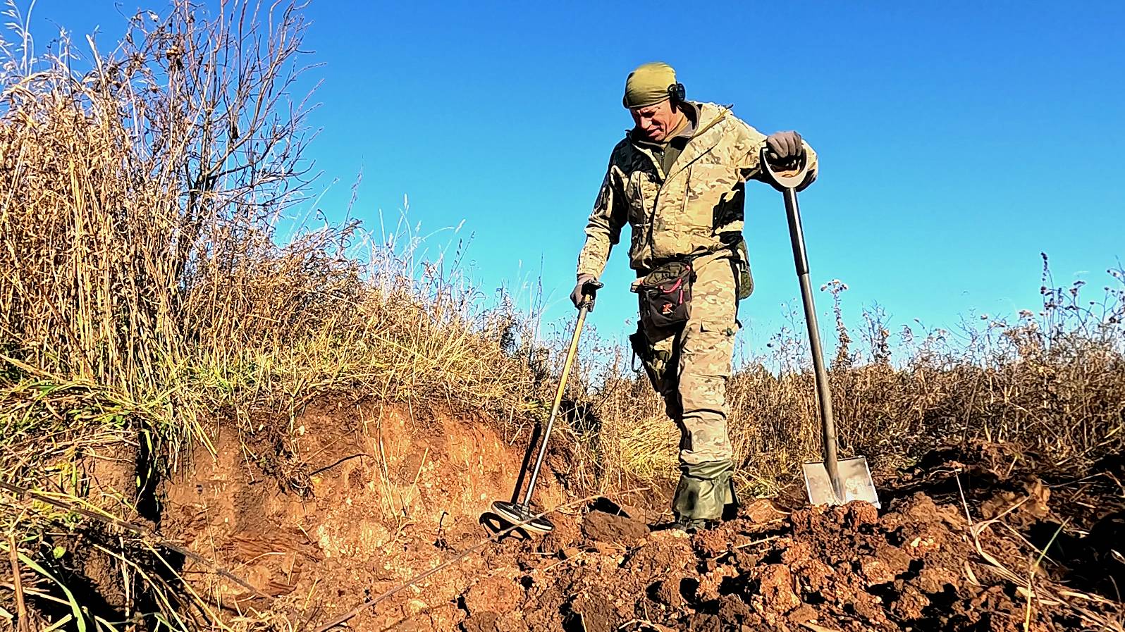 Шурф зажиточного дома с старинным ружьем