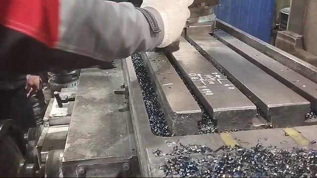 Промышленный пылесос для общецеховой уборки. Сбор стружки со станины.