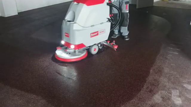 Средняя поломоечная машина