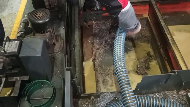 Уборка СОЖ с металлической стружкой, Промышленным пылесосом Oilvac 100PUMP для сбора СОЖ, Масла(ЧПУ)