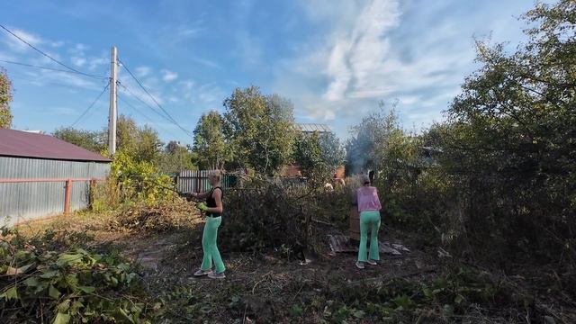 третий день нашей стройки 🤣🤣🤣 продолжаем расчищать участок от деревьев