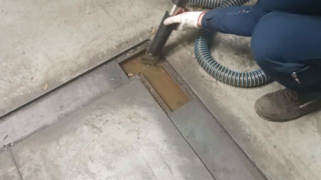 Уборка СОЖ с металлической стружкой, Промышленным пылесосом Oilvac 100PUMP для сбора СОЖ, Масла(ЧПУ)