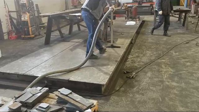 Промышленный пылесос для общецеховой уборки. Сбор окалины после работы болгарок.