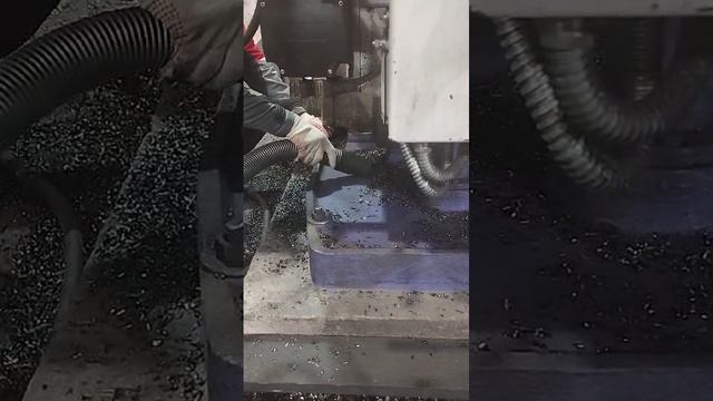 Промышленный пылесос для общецеховой уборки. Сбор чугунной стружки у станка.