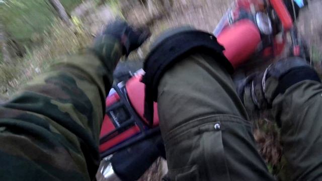 Ветка бросается на мотоциклиста и сбивает его на землю (замедленное видео)