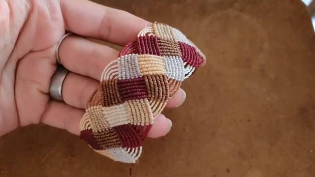 COMO FAZER UMA PULSEIRA COM CORES EM MACRAMÊ ｜ Dede Tutoriais #473